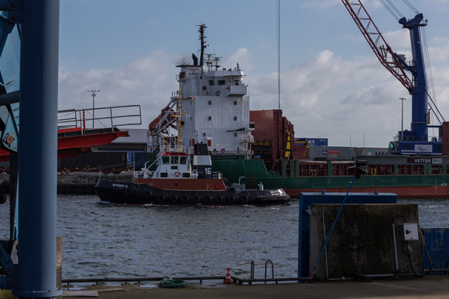 Tugboat with more than 3,000 hp strengthens the Mukran Port side ...